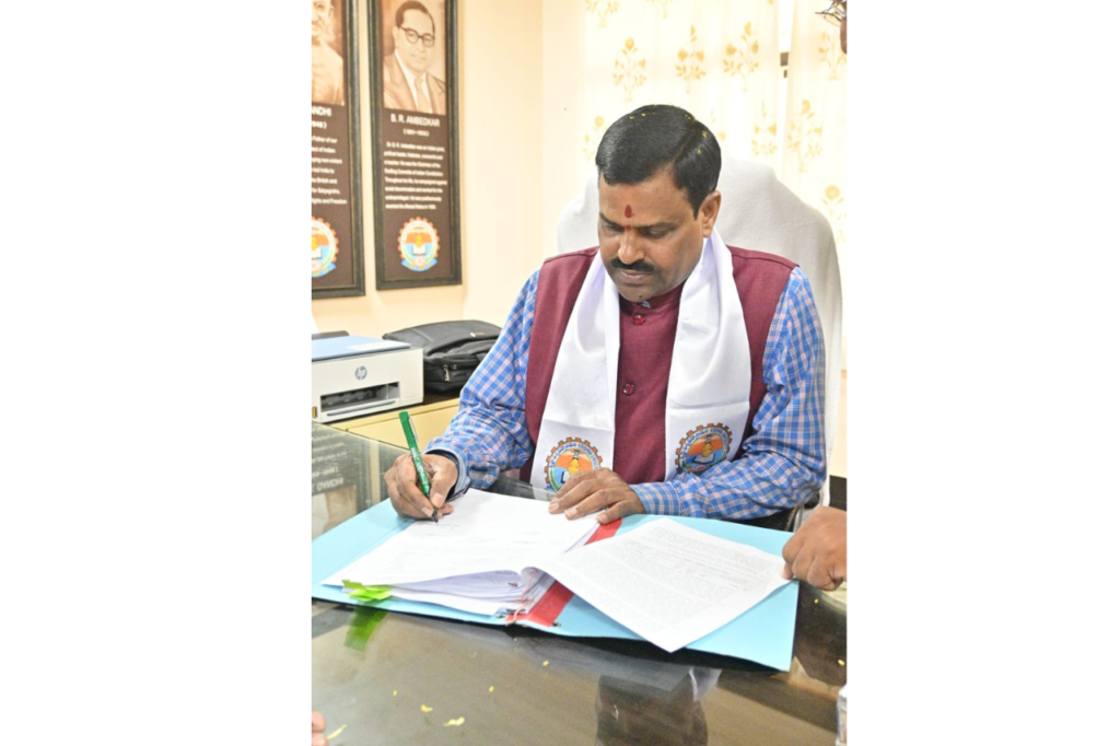 Hon’ble VC Prof. Ramji Koona has taken a charge as VC KrU – Krishna ...